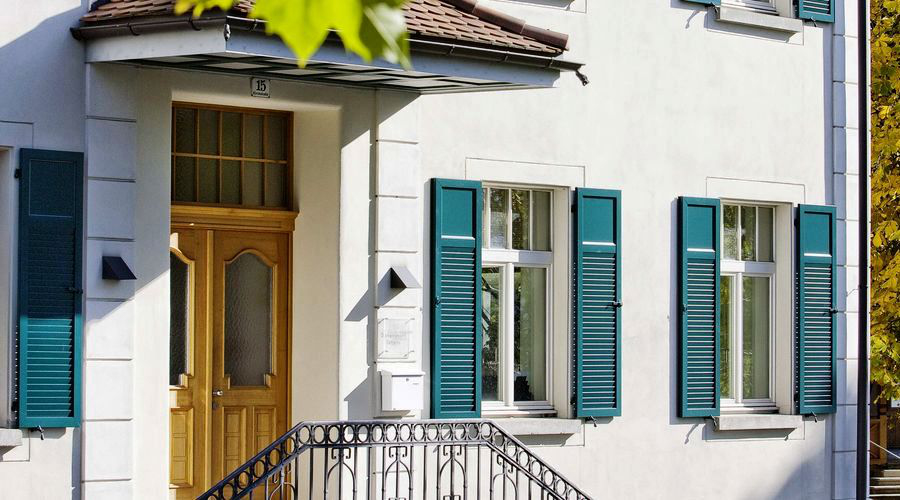 Fensterläden von braun SONNENSCHUTZTECHNIK